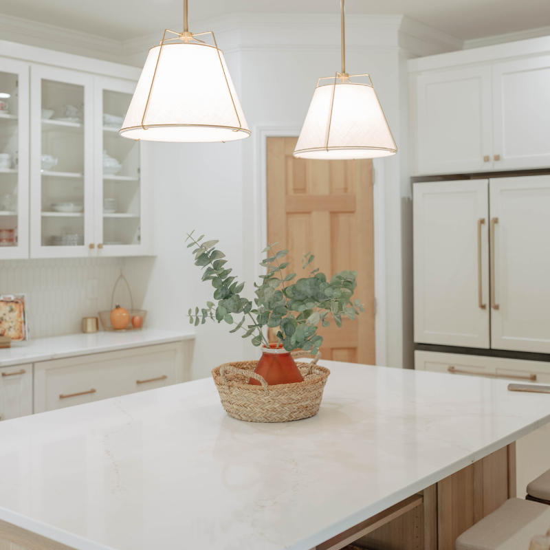Airy Kitchen Cabinets With Picket Backsplash